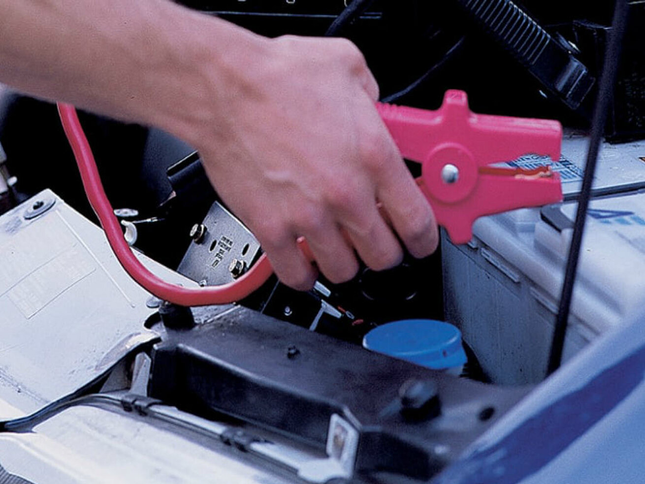 Battery empty? How to bridge your car properly | Einhell Blog